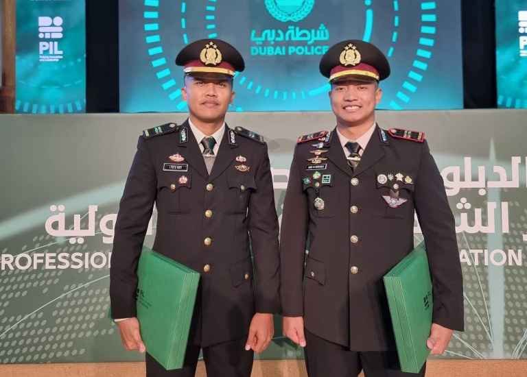 Kapolri Beri Pin Emas Kepada Dua Anggota Saat Pendidikan di UEA ...
